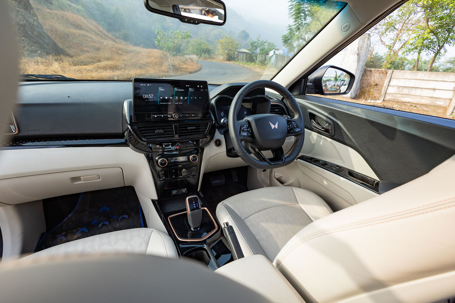 Mahindra XUV400 EV Price - Images, Colours & Reviews