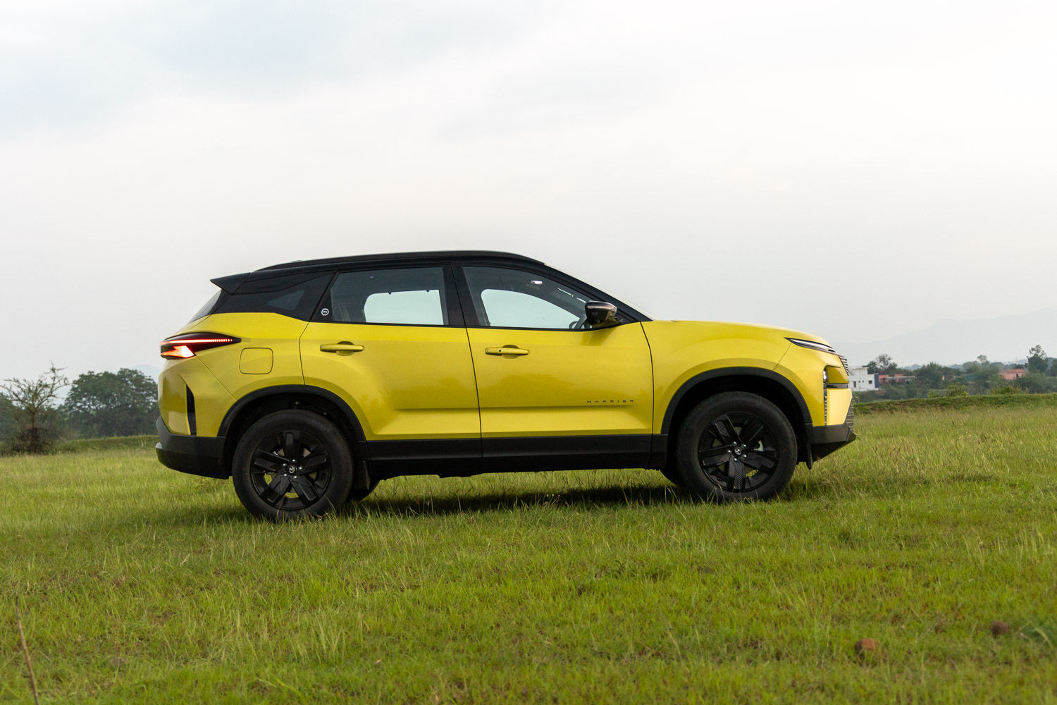 Tata Harrier Price - 5 seater SUV Images, Colours & Reviews