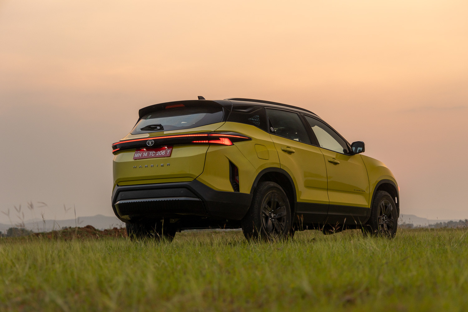 Tata Harrier Price - 5 seater SUV Images, Colours & Reviews