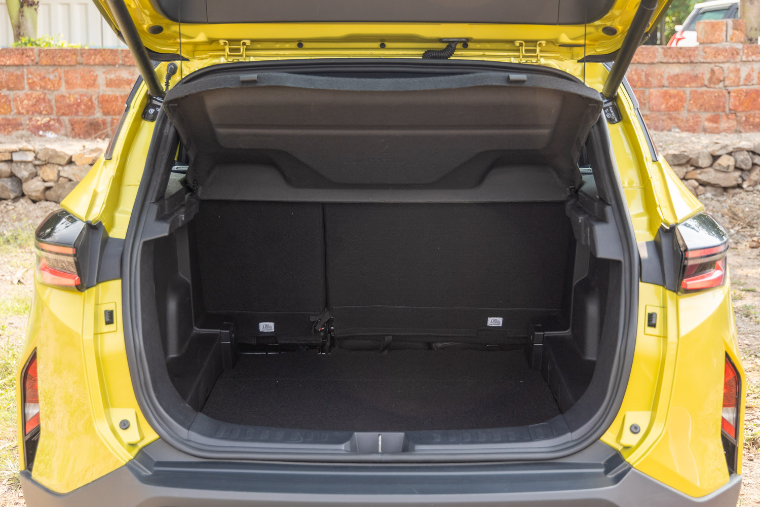 Tata Harrier Price - 5 seater SUV Images, Colours & Reviews