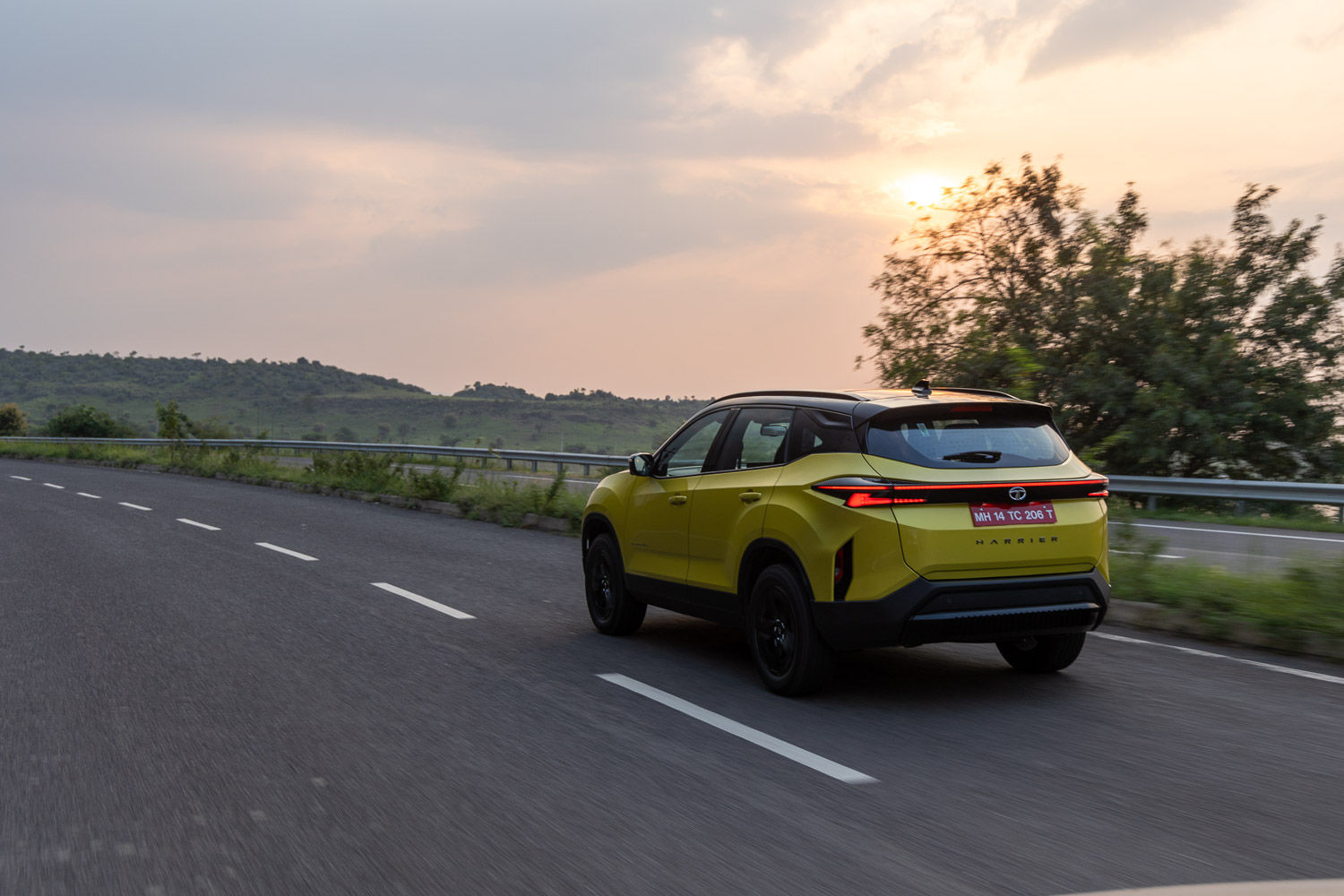 Tata Harrier Price - 5 seater SUV Images, Colours & Reviews