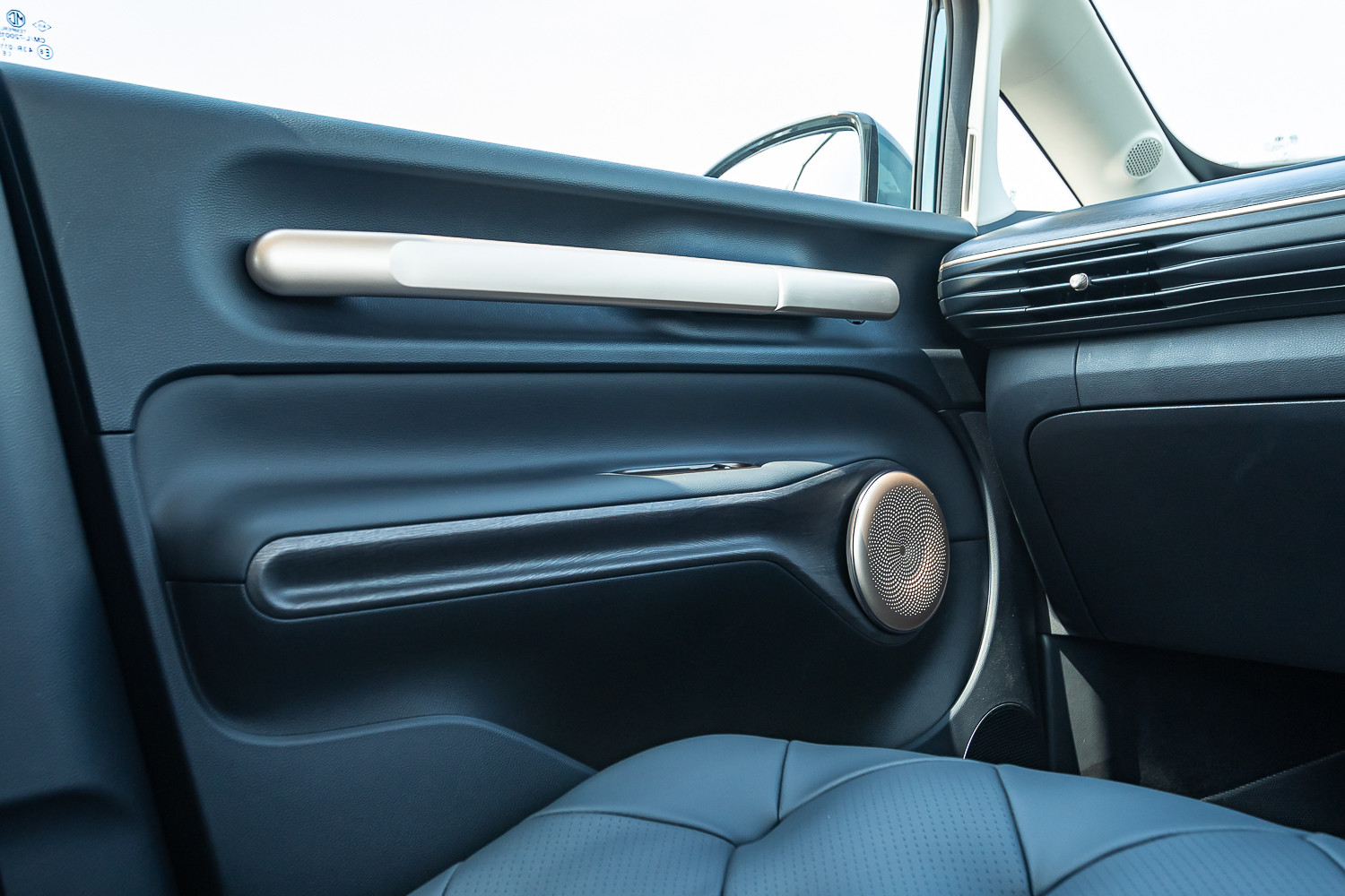 MG Windsor EV Price - Features, Images, Colours & Reviews