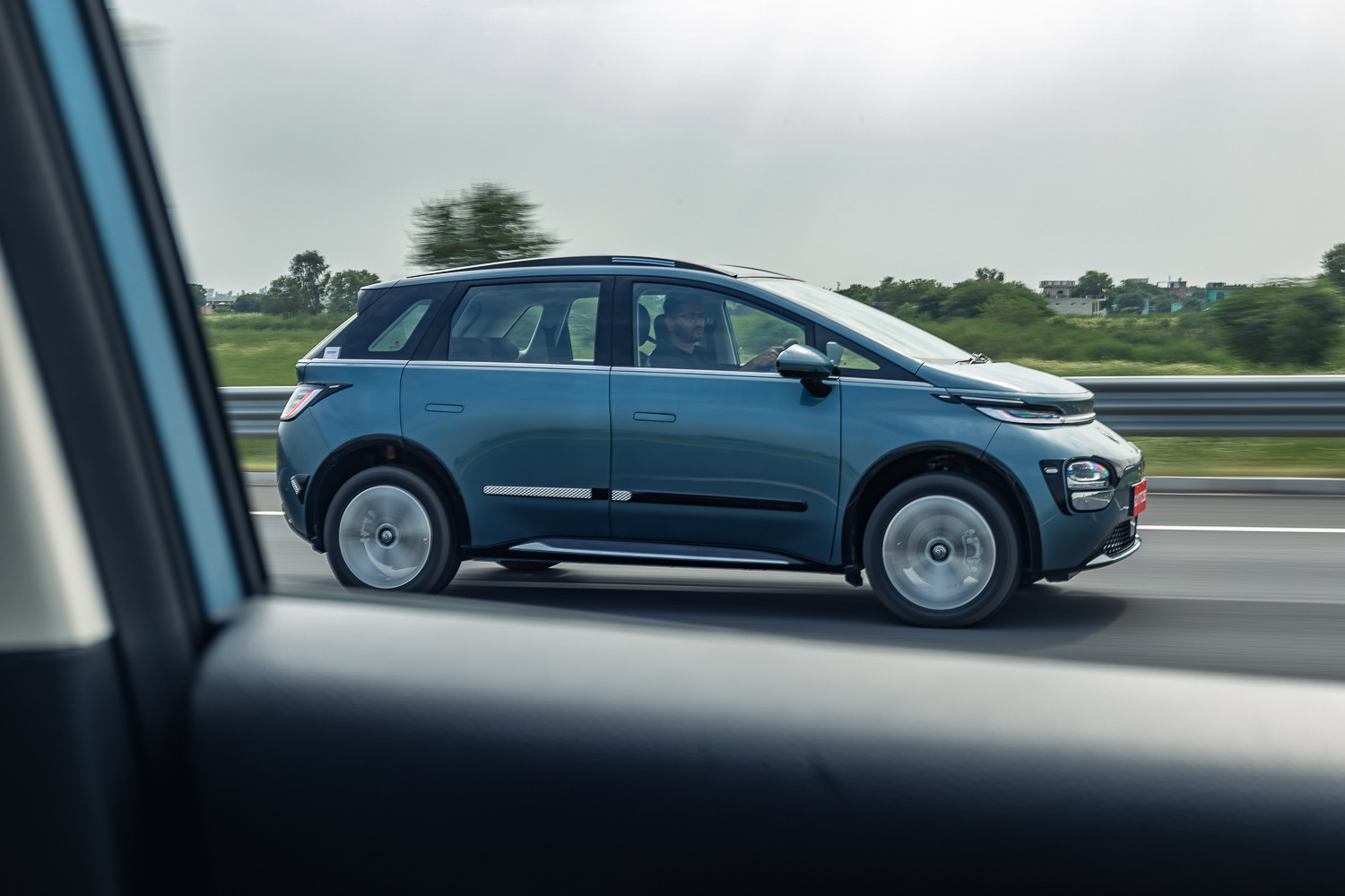 MG Windsor EV Price - Features, Images, Colours & Reviews