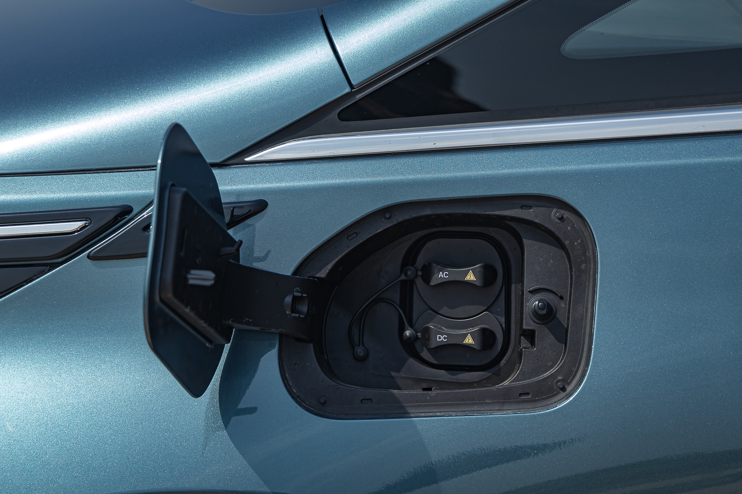 MG Windsor EV Price - Features, Images, Colours & Reviews