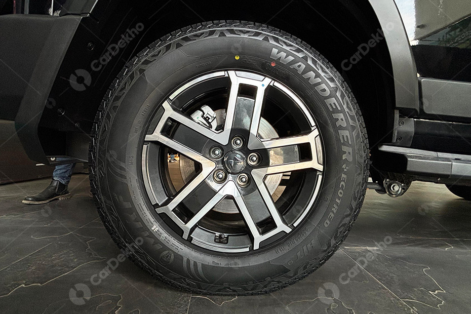 Mahindra Thar Roxx AX5L Variant Explained In 15 Real Life Images ...