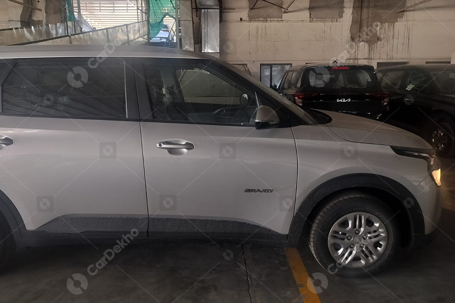 Kia Carens Gravity Edition Detailed In 11 Images | CarDekho.com