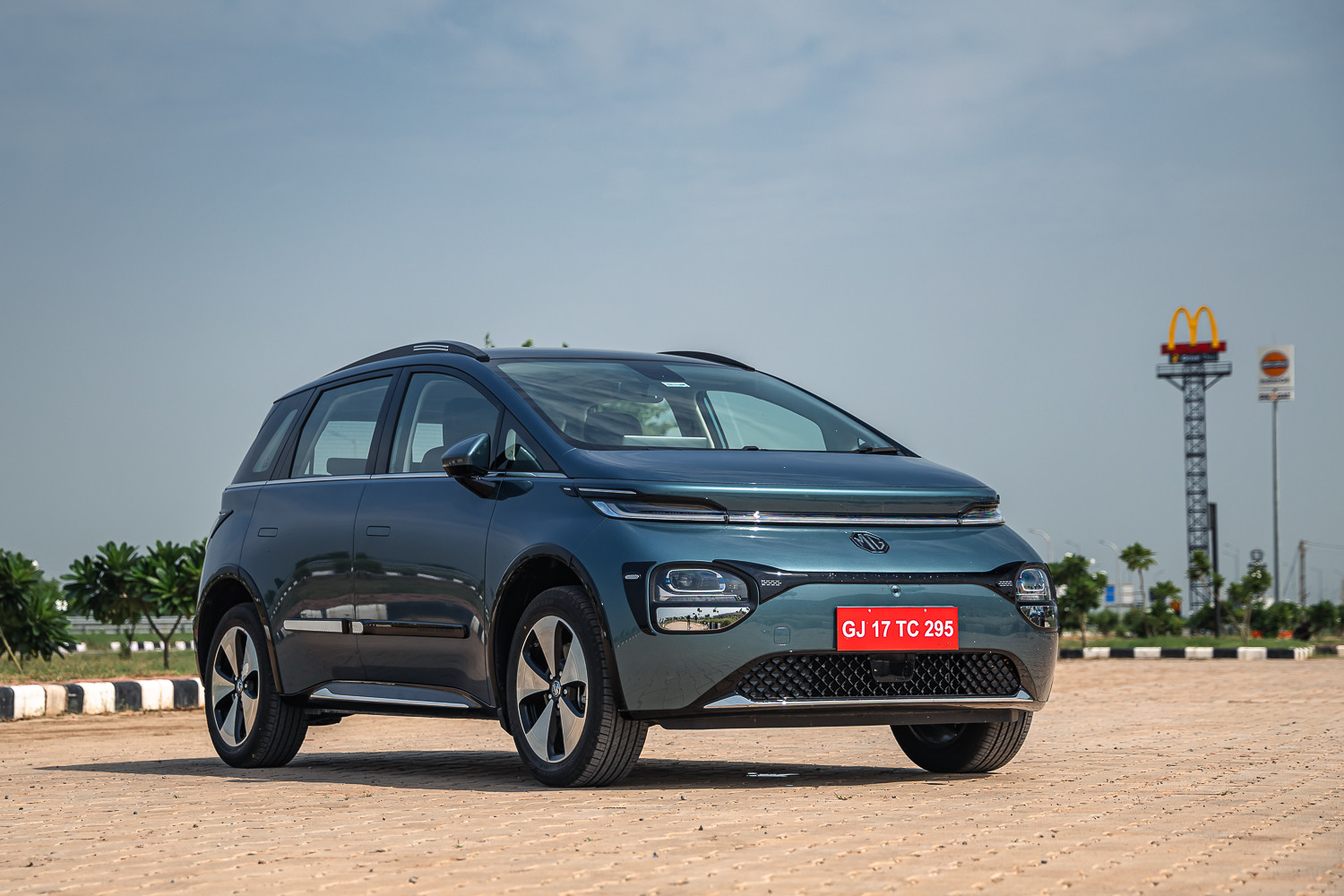 MG Windsor EV vs Wuling Cloud EV: Top 5 Differences | CarDekho.com