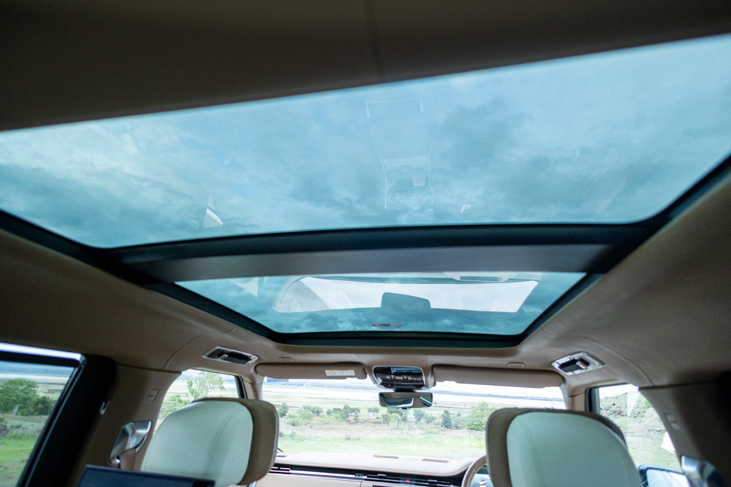 Range Rover Price - Images, Colours & Reviews