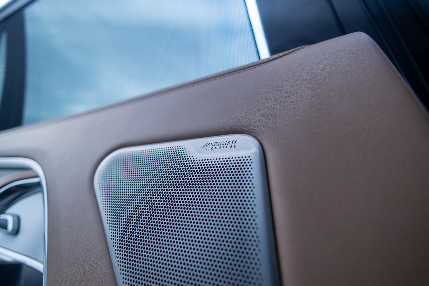 Range Rover Price - Images, Colours & Reviews