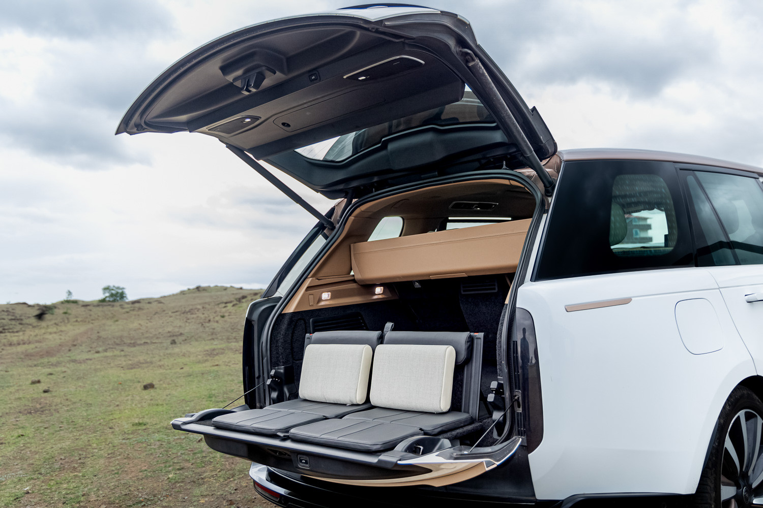 Range Rover Price - Images, Colours & Reviews