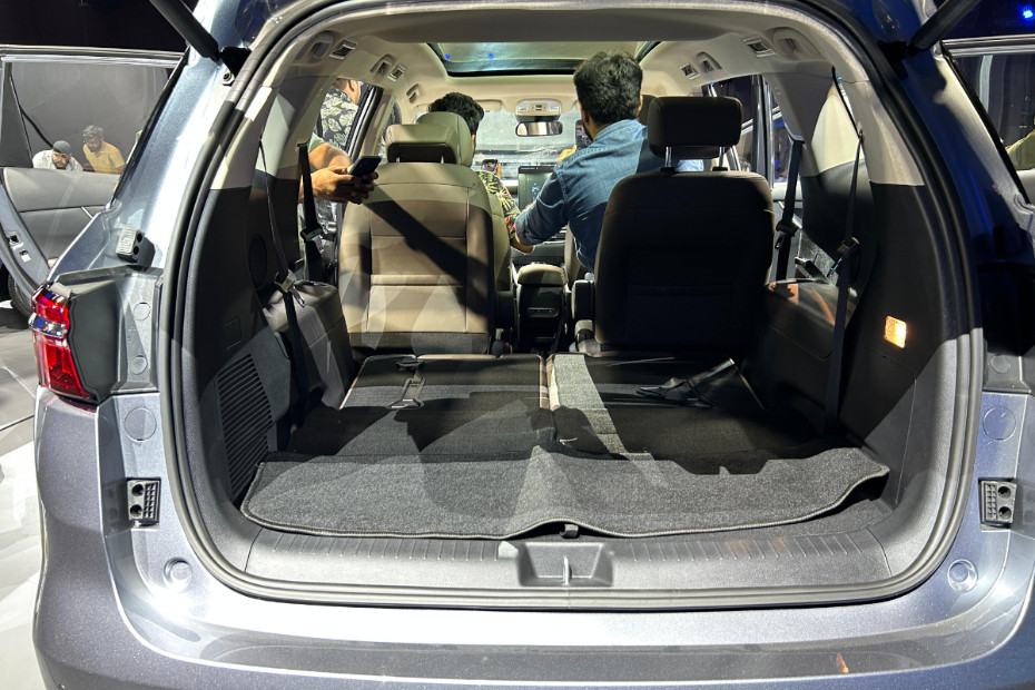 BYD eMAX 7 Explained In 15 Real-life Images | CarDekho.com