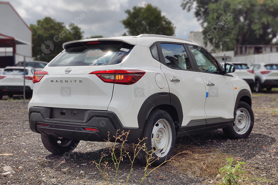 2024 Nissan Magnite Base vs Top Variants Compared In Real-life Images ...