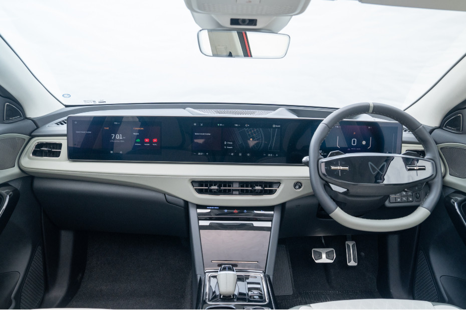 Mahindra XEV 9e Base Pack One Variant Features Detailed: Three Screens, Automatic AC, 6 Airbags ...