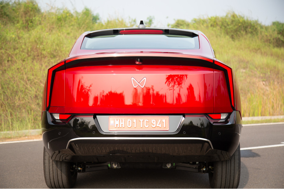 Mahindra XEV 9e Base Pack One Variant Features Detailed: Three Screens, Automatic AC, 6 Airbags ...