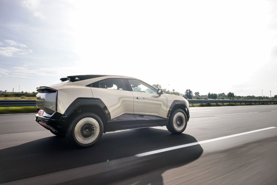 Mahindra BE 6 Pack One Above Variant Features Explained | CarDekho.com