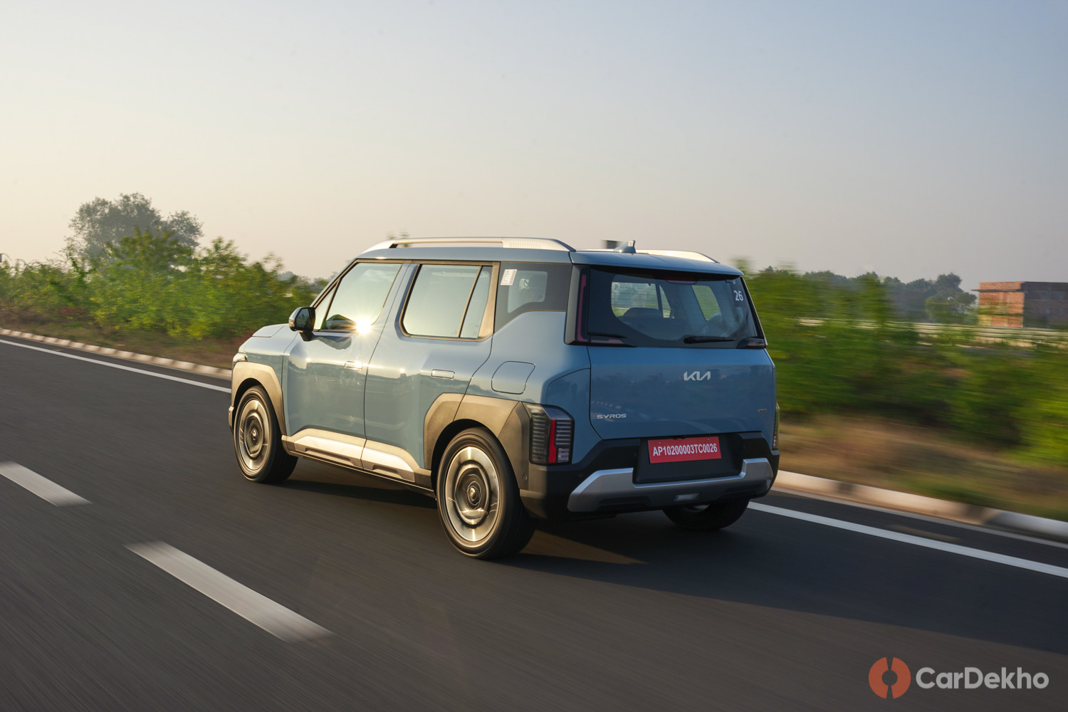 Kia Syros HTX Diesel Automatic vs Mahindra XUV 3XO AX7 Diesel Automatic: Specification ...