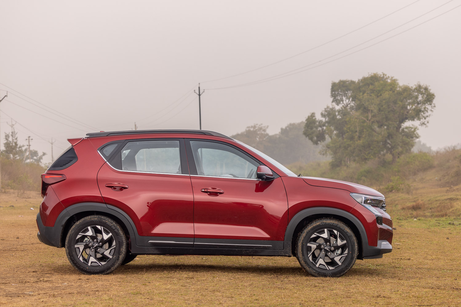 Kia Syros Base-spec HTK Variant vs Kia Sonet Base-spec HTE Variant ...