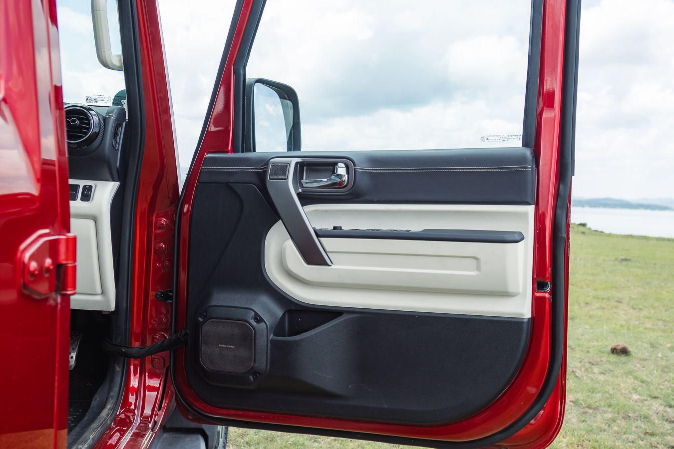Mahindra Thar Roxx Mocha Brown vs Ivory White Theme: Interior ...