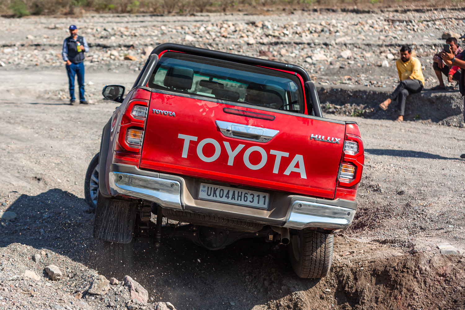 Toyota Hilux Black Edition vs Toyota Hilux: Design Differences ...