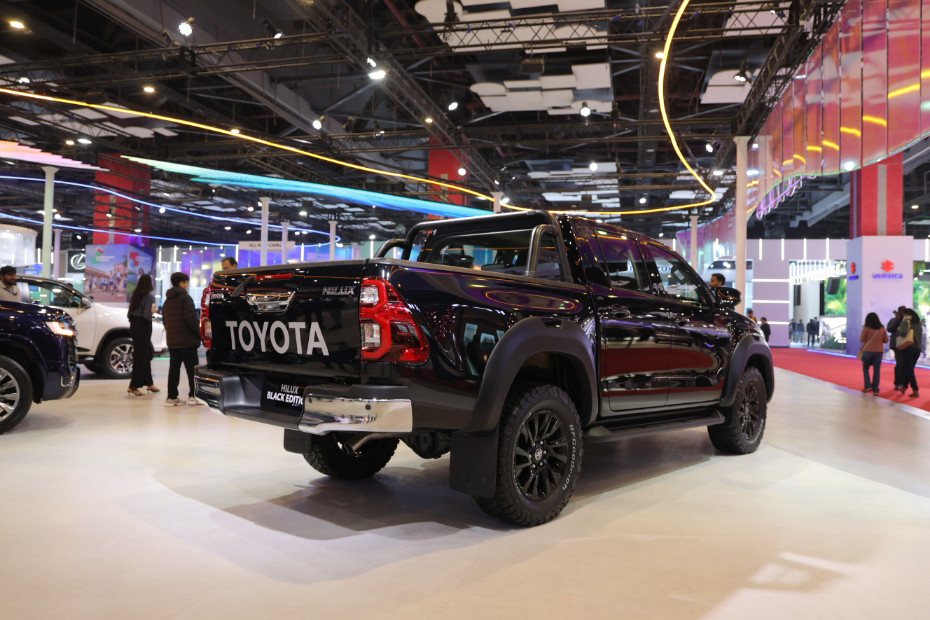 Toyota Hilux Black Edition vs Toyota Hilux: Design Differences ...