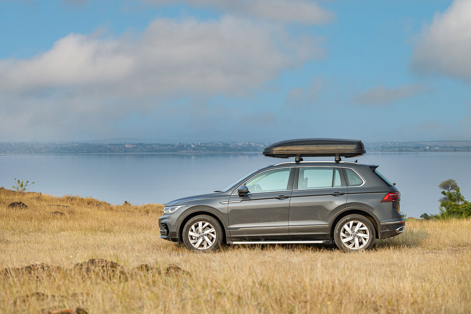 Volkswagen Tiguan vs New Volkswagen Tiguan R-Line: Exterior, Interior ...