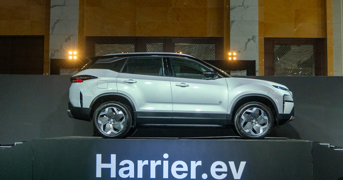 Watch Video: 2025 Tata Harrier EV’s Rear Seat Space Compared With ...