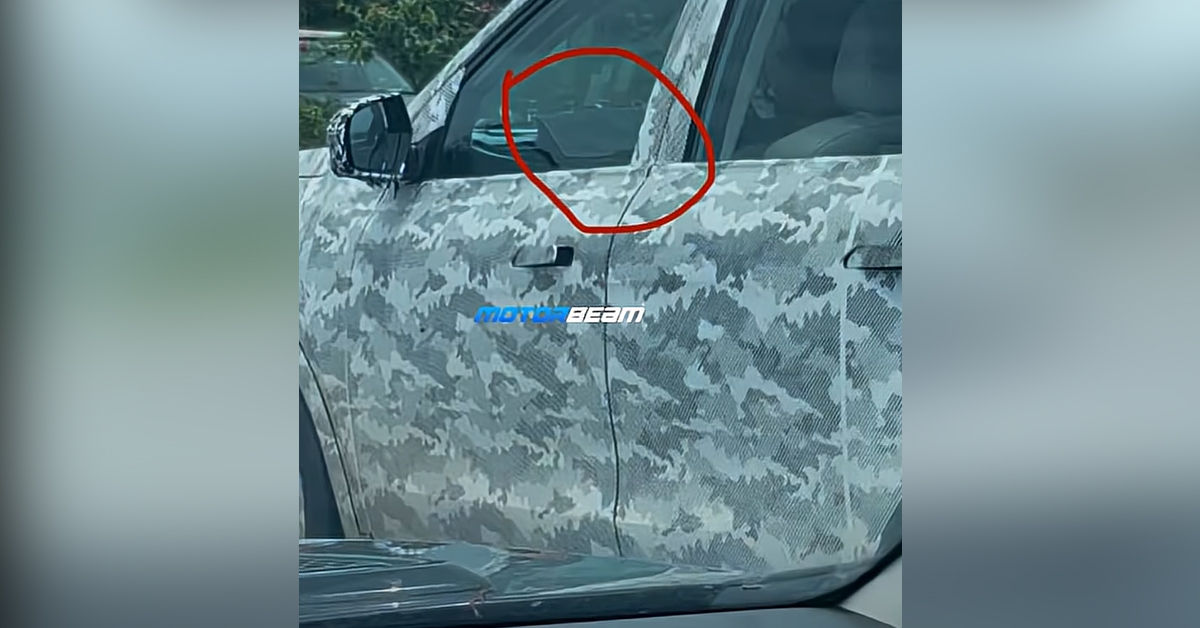 Upcoming Mahindra XUV700 Facelift Spotted Testing With A Triple Display ...