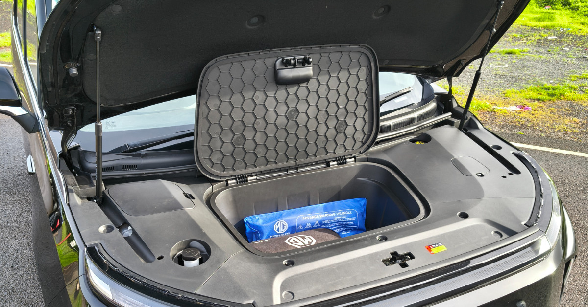 MG M9 Features That Are A First For An MG Car In India: Digital IRVM ...