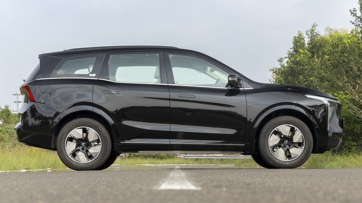 Mahindra XEV 9S Colours Explained: Everest White, Stealth Black, Desert ...