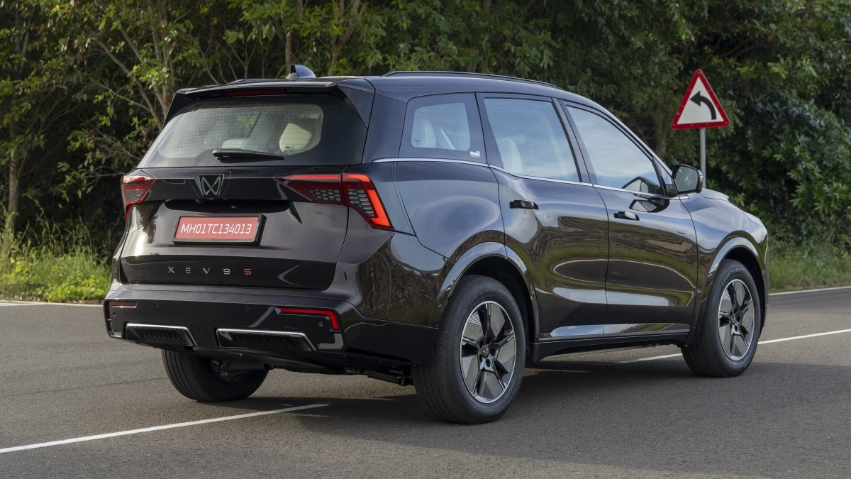 Mahindra XEV 9S Colours Explained: Everest White, Stealth Black, Desert ...