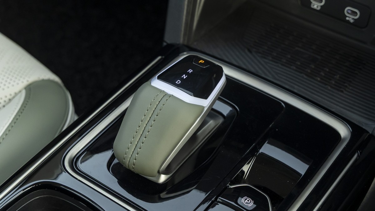 Mahindra XEV 9S Colours Explained: Everest White, Stealth Black, Desert ...