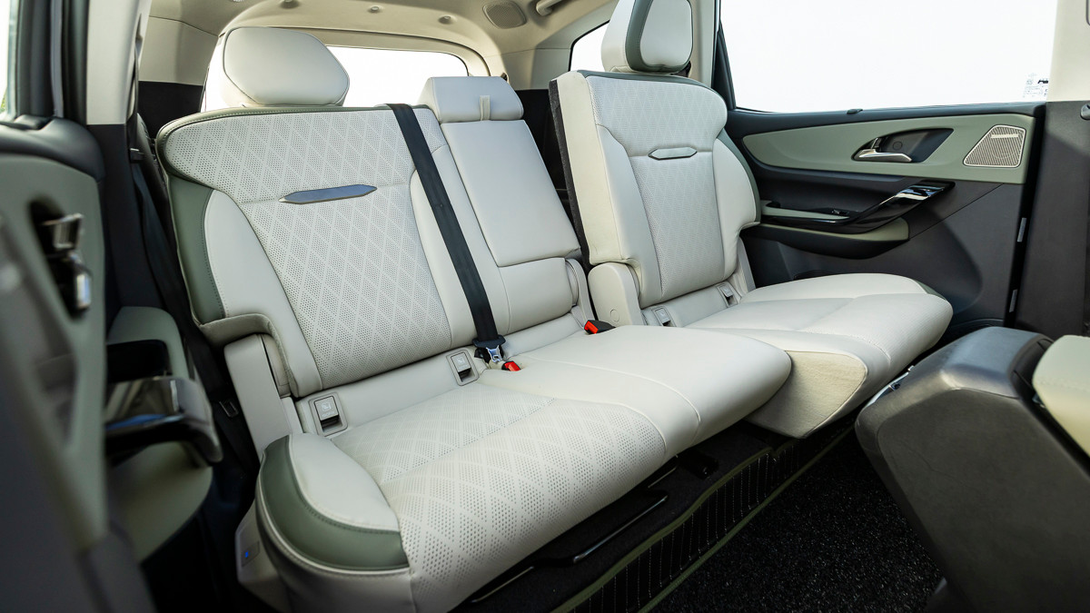 Mahindra XEV 9S: Standard Features That Make This 3-Row EV Strong Value ...