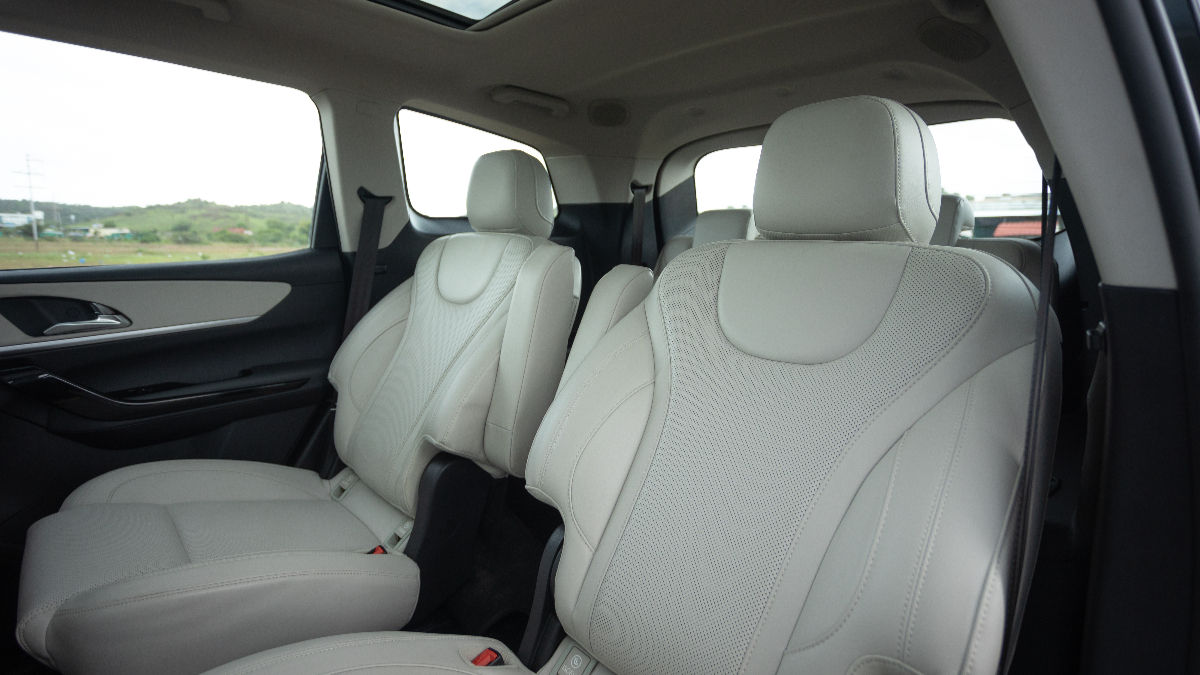 New Mahindra XUV 7XO Vs XUV700: Design, Interior, Features, Powertrain ...