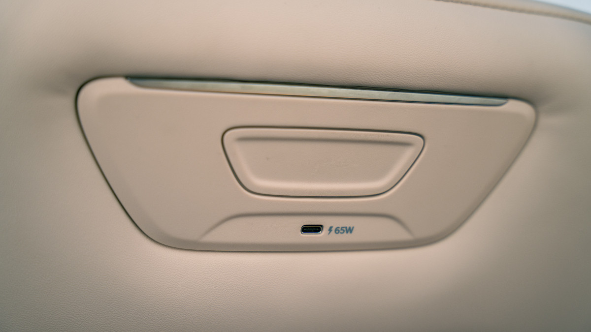 Mahindra XUV 7XO First Time Features Explained: Triple Screen Setup ...