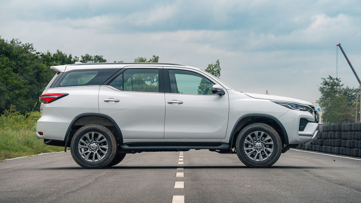 The Volkswagen Tayron R Line is set to enter the same full-size SUV ...