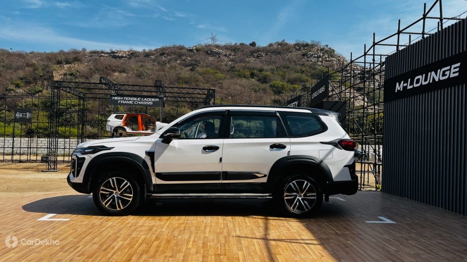 MG Majestor vs Toyota Fortuner Legender Specifications Comparison ...