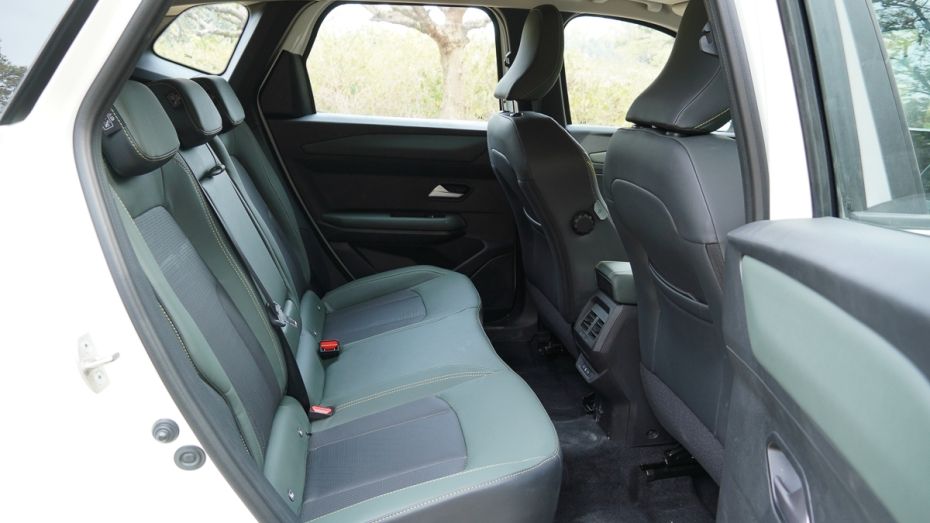 Renault Duster Price - Features, Images, Colours & Reviews